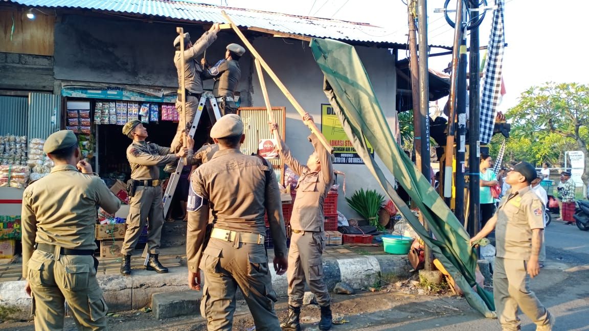 Satpol PP Buleleng Bongkar Emperan Toko Lewati Trotoar